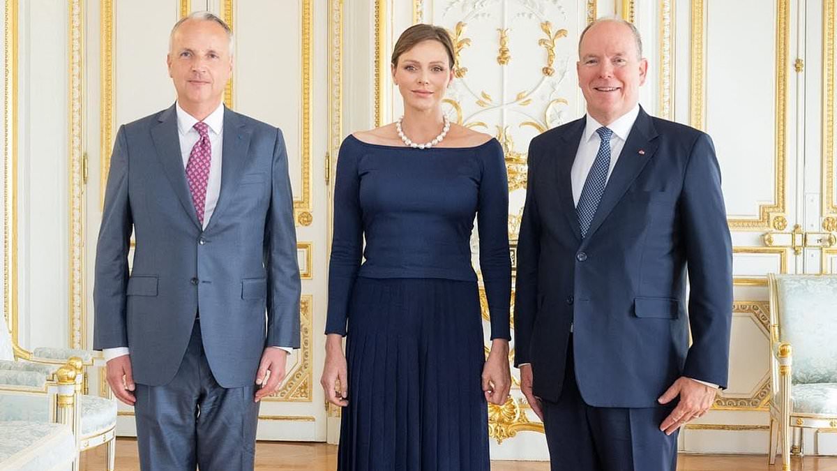 Matty Healy shares a passionate kiss with Gabbriette Bechtel in NYC ...